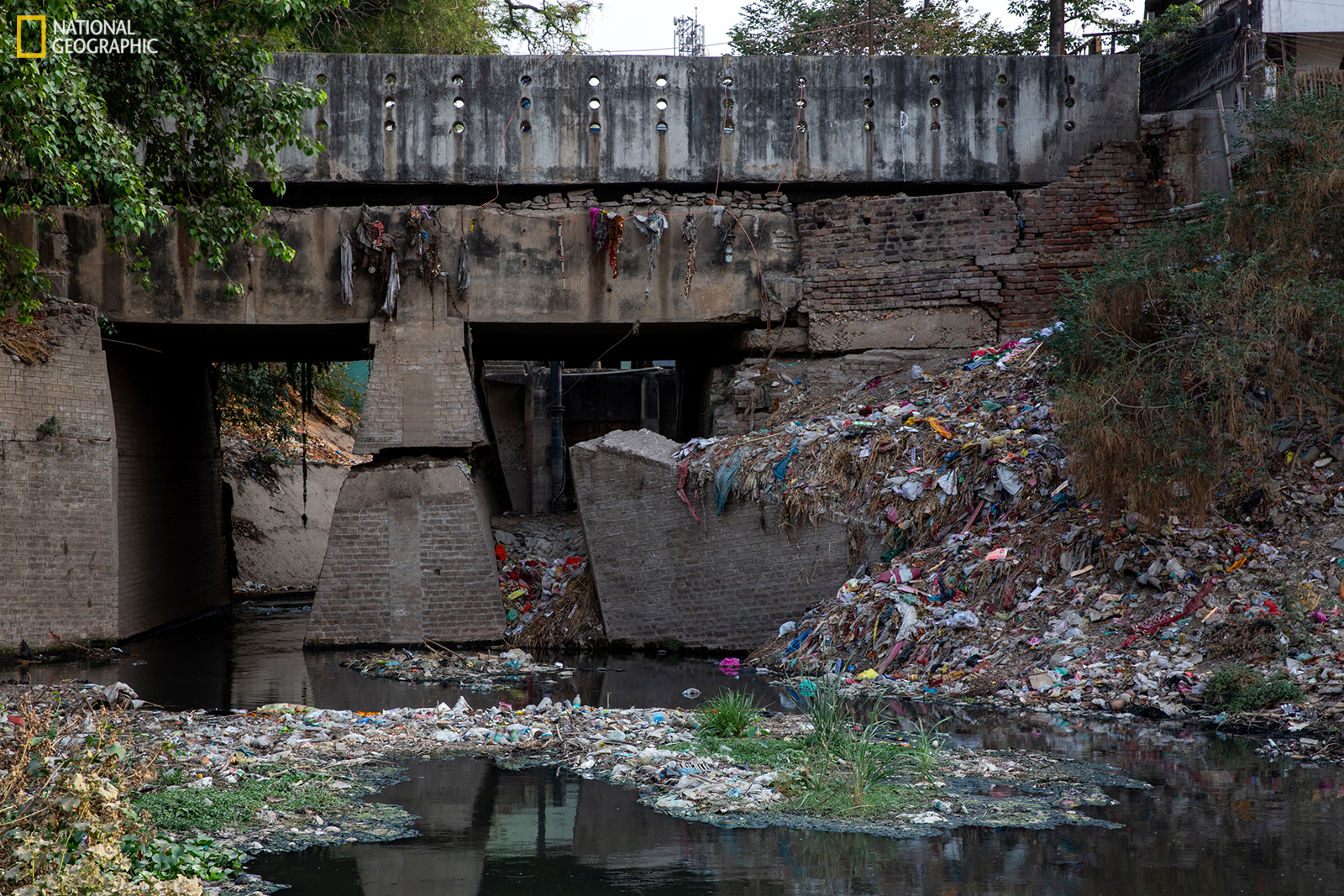 Rivers contain hidden sinks and sources of microplastics - University ...